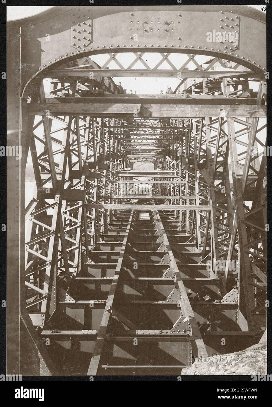 Under track bridge hi-res stock photography and images - Alamy