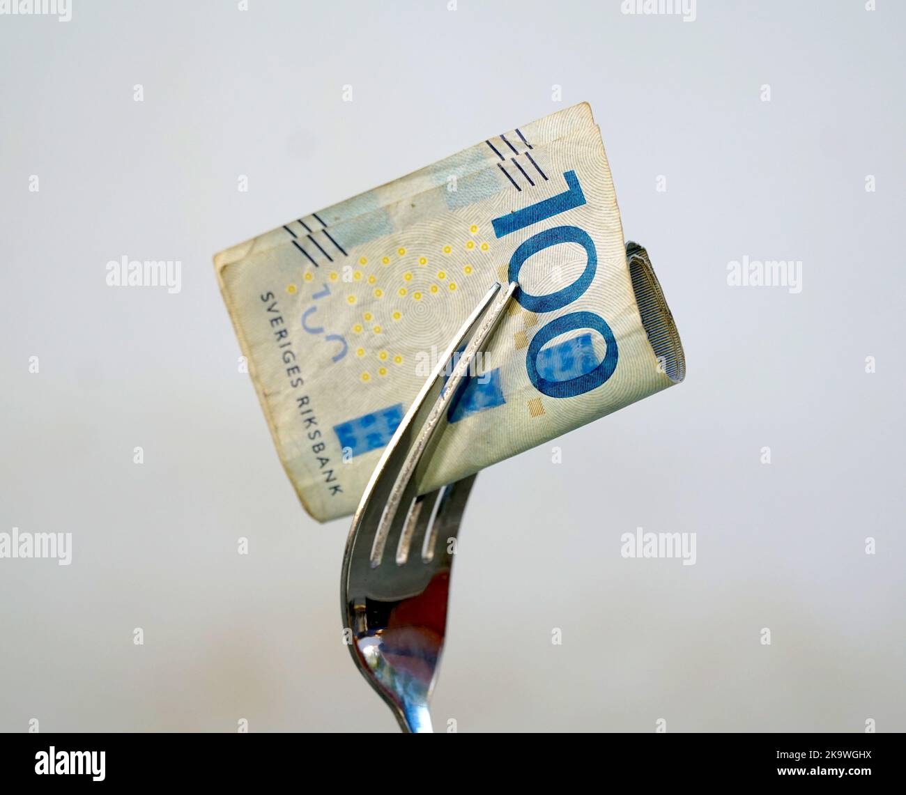 100 krona bill hi-res stock photography and images - Alamy