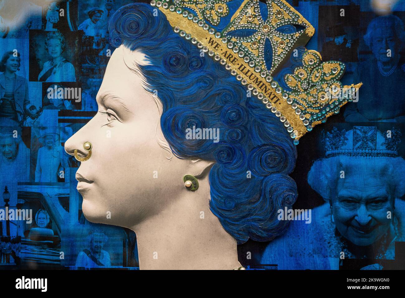 30 October 2022: Head of Queen Elizabeth II with crown Stock Photo - Alamy