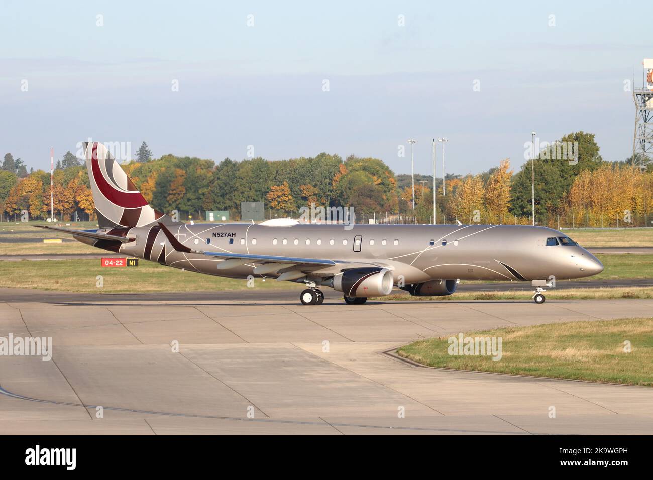 N527AH, Lineage Asset Company, Embraer ERJ-190 departing London ...
