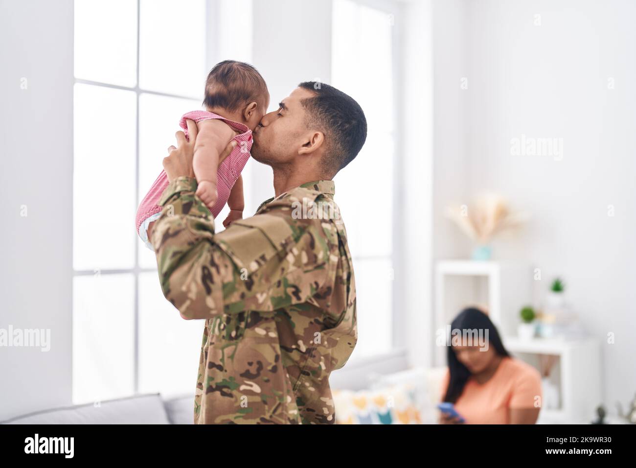 Army father hug son hi-res stock photography and images - Alamy