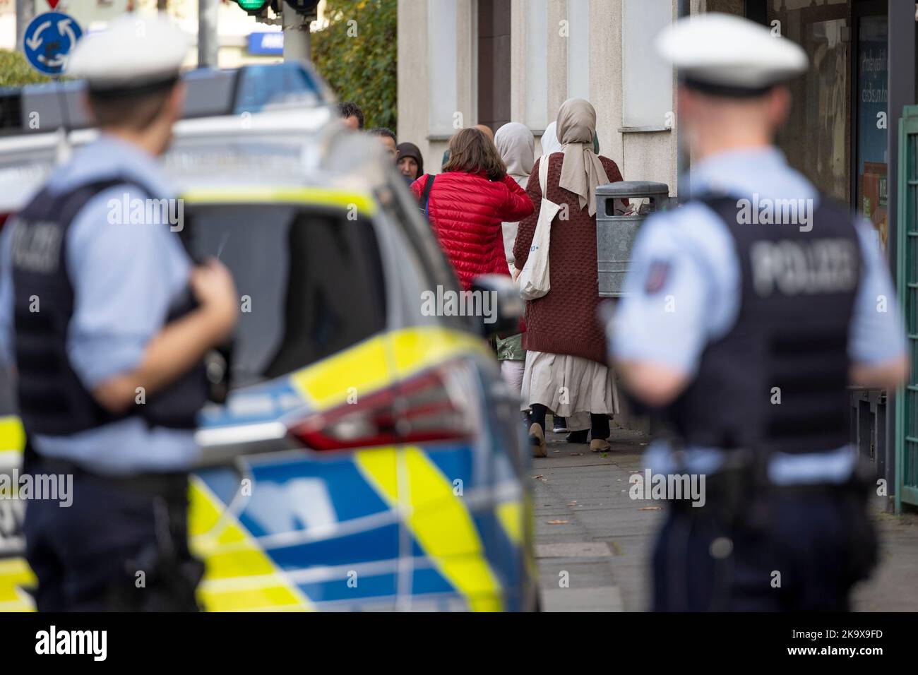 Solingen, Germany. 30th Oct, 2022. Police officers stand at the Genc ...