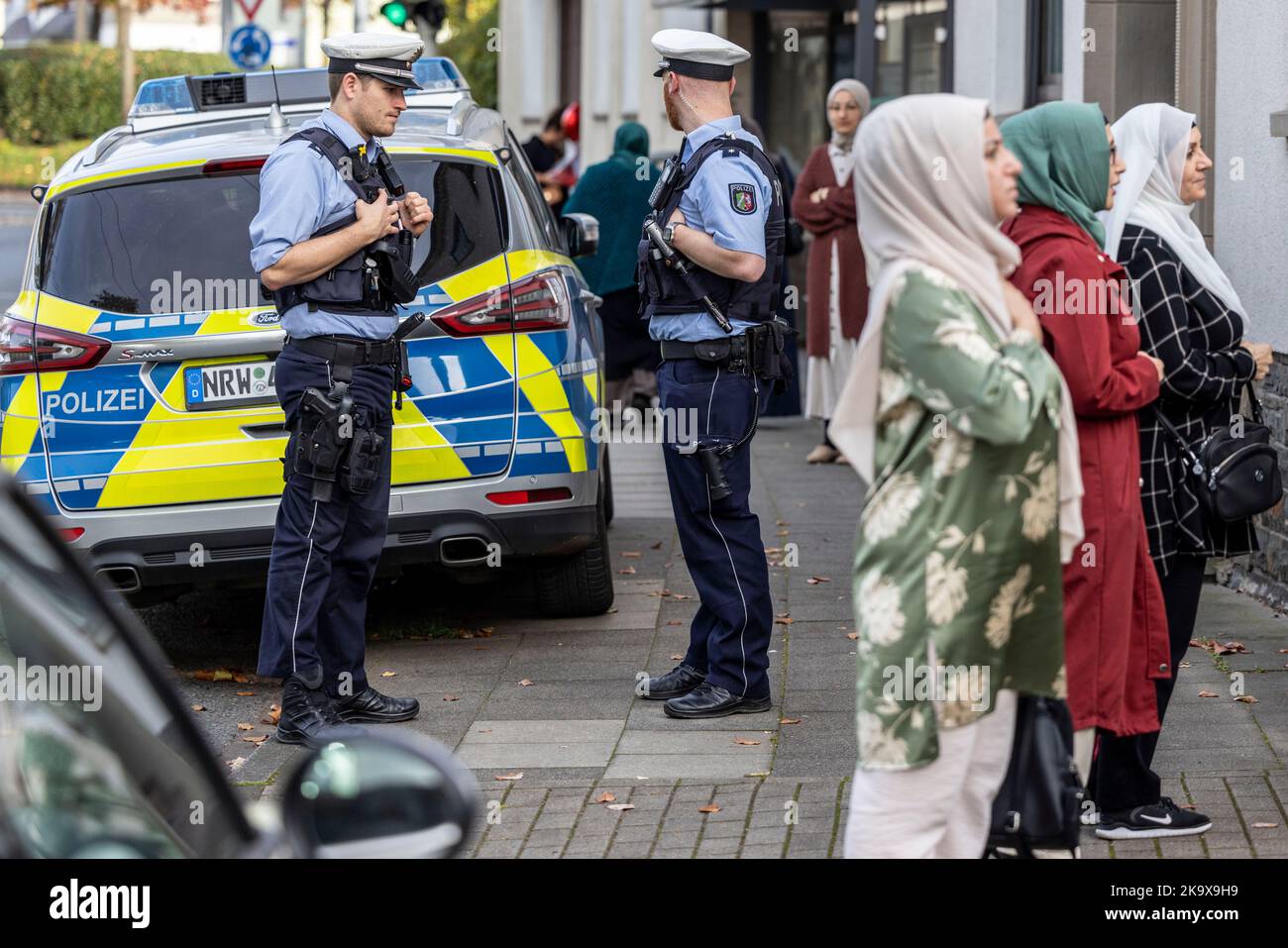 Solingen, Germany. 30th Oct, 2022. Police officers stand at the Genc ...