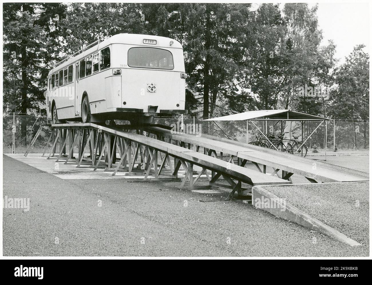On the lubrication bridge stands bus 2639 with registration number F389 ...