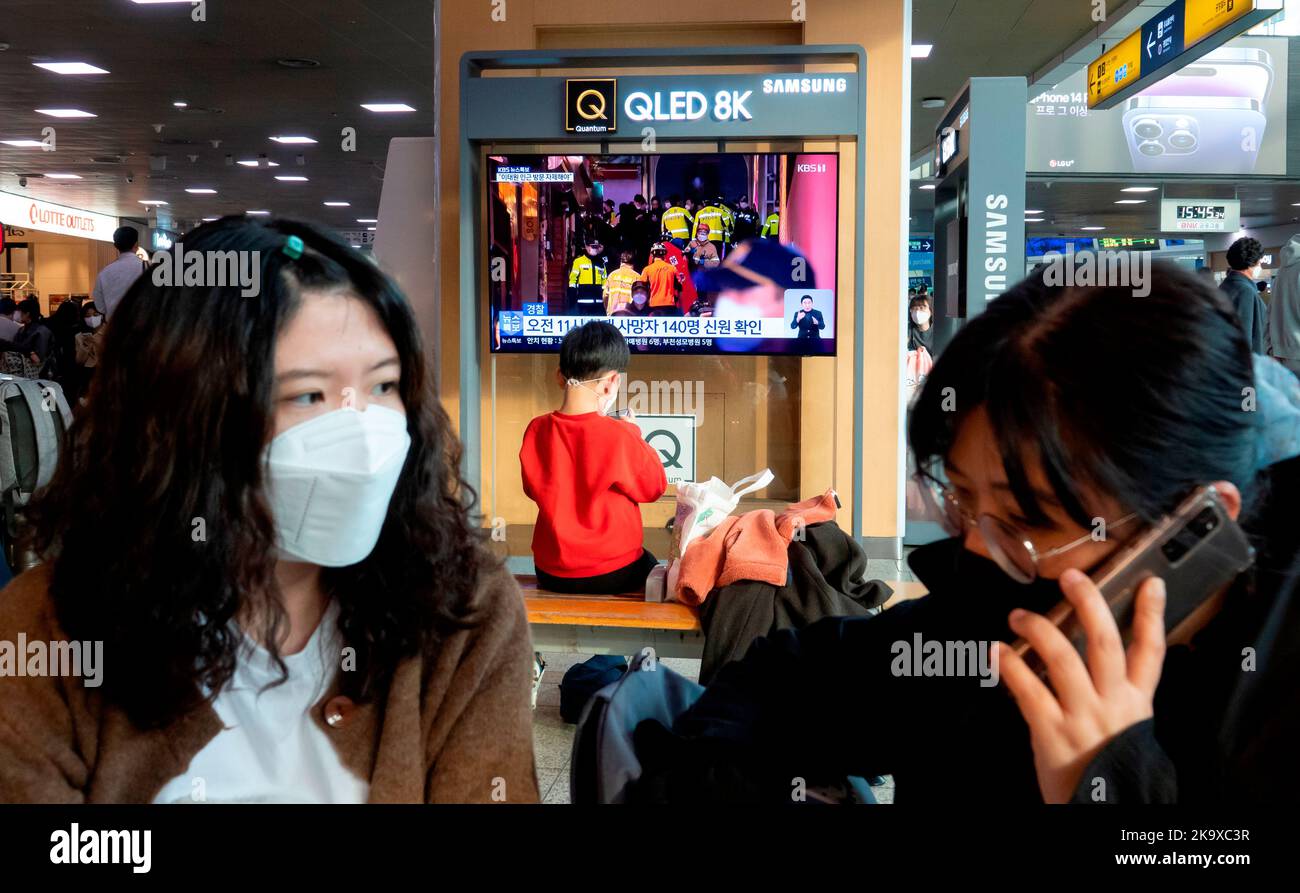 Halloween tragedy in Seoul's Itaewon district, October 30, 2022 : A TV ...