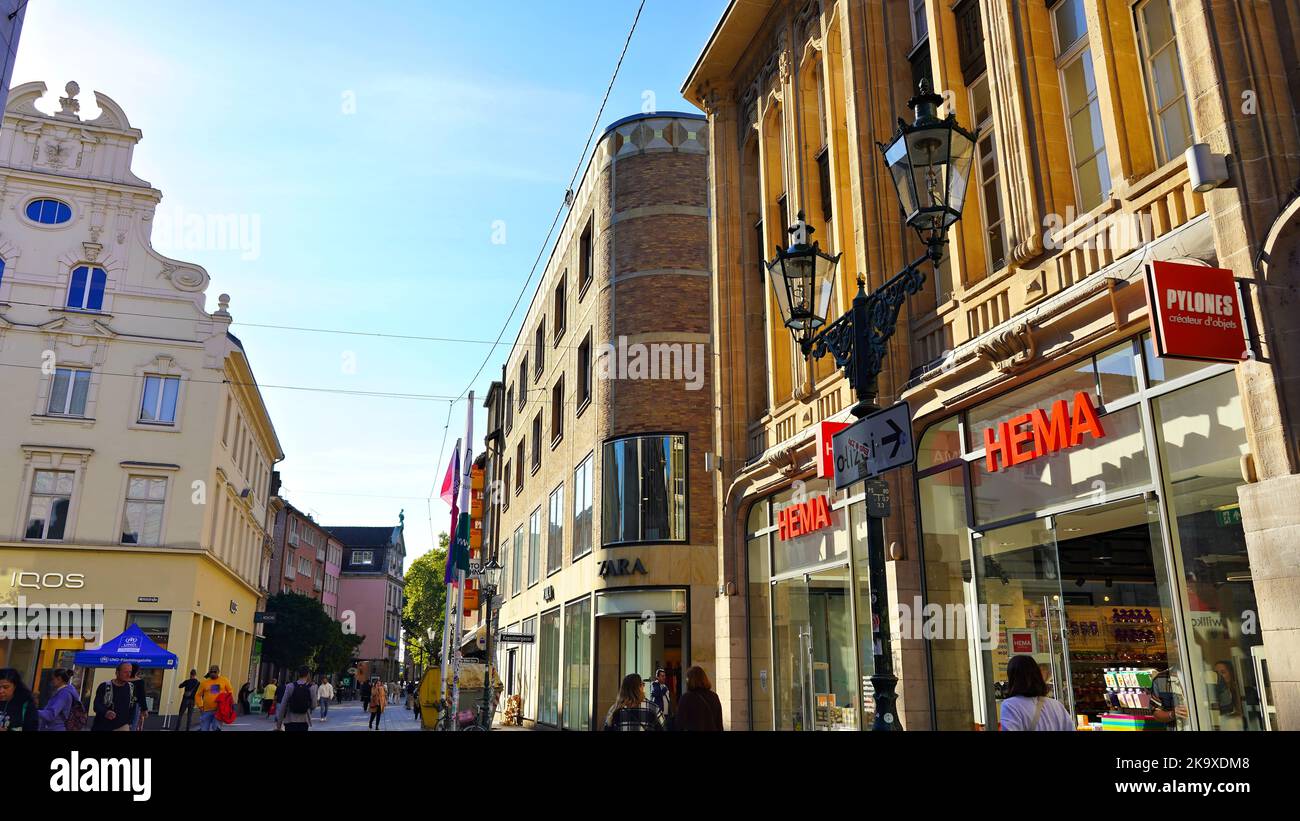 The shopping street Flinger Strasse in the Old Town of Düsseldorf ...