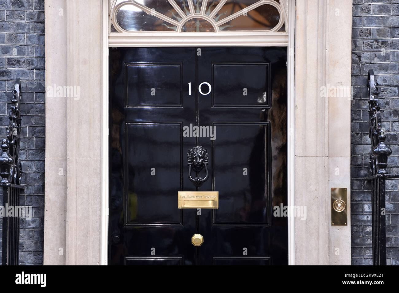 No10 downing street door hi-res stock photography and images - Alamy