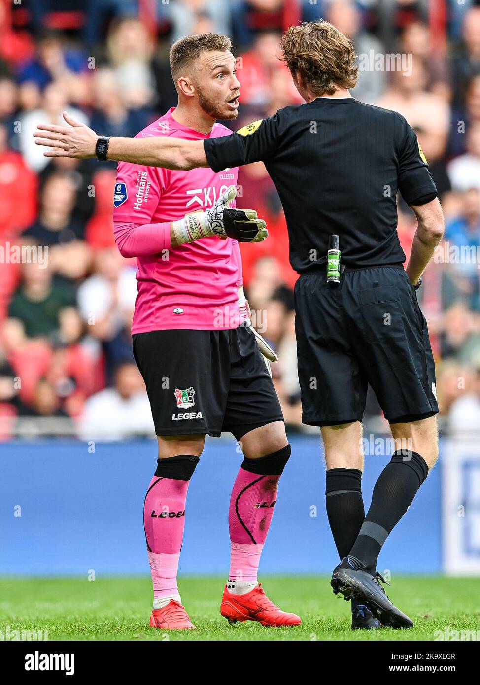EINDHOVEN - (lr) NEC Nijmegen goalkeeper Jasper Cillessen, Referee ...