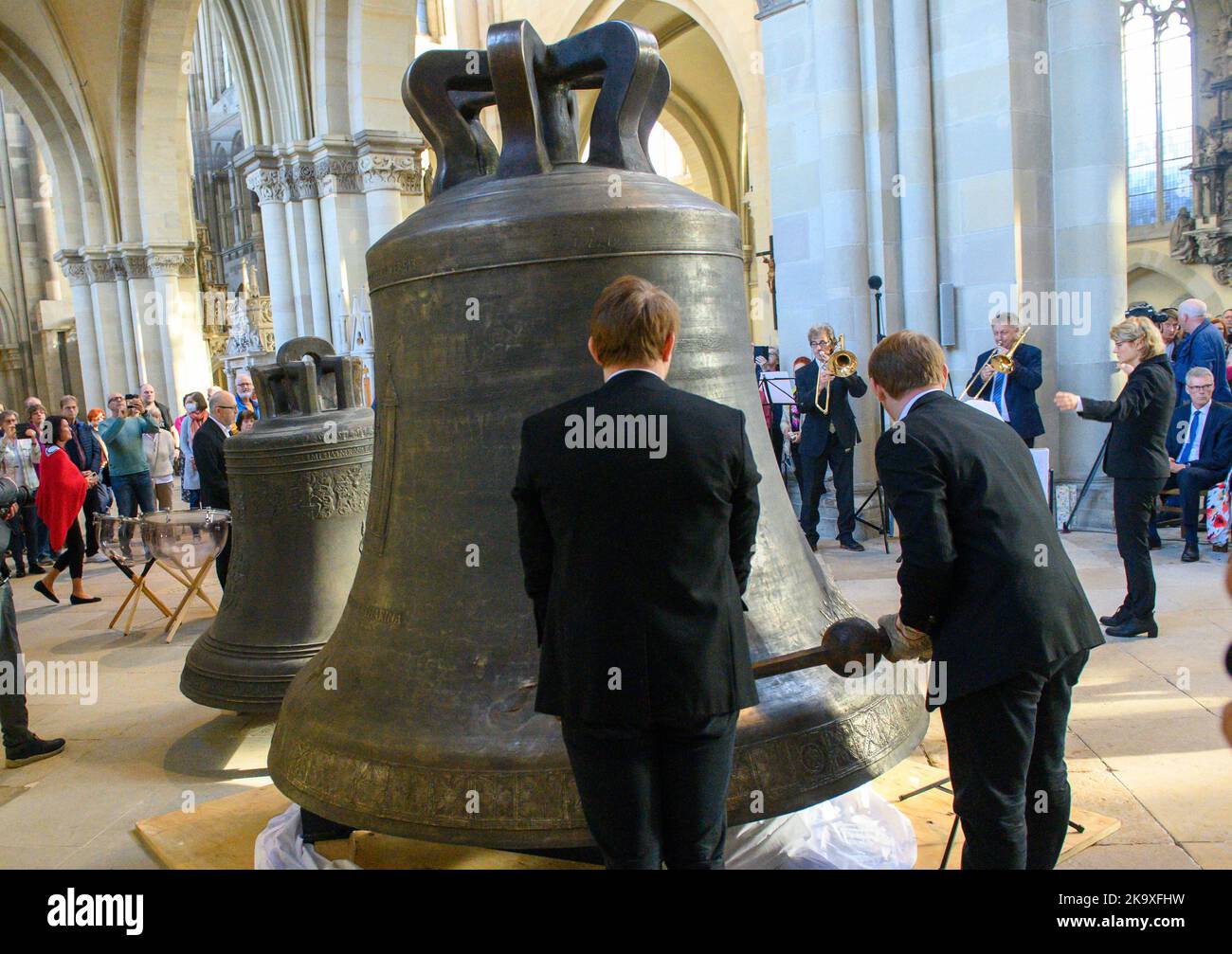 Magdeburg, Germany. 30th Oct, 2022. Musicians strike the bell Anemus in ...