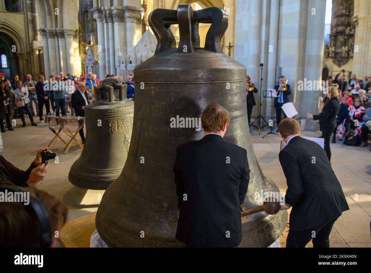 Magdeburg, Germany. 30th Oct, 2022. Musicians strike the bell Anemus in ...