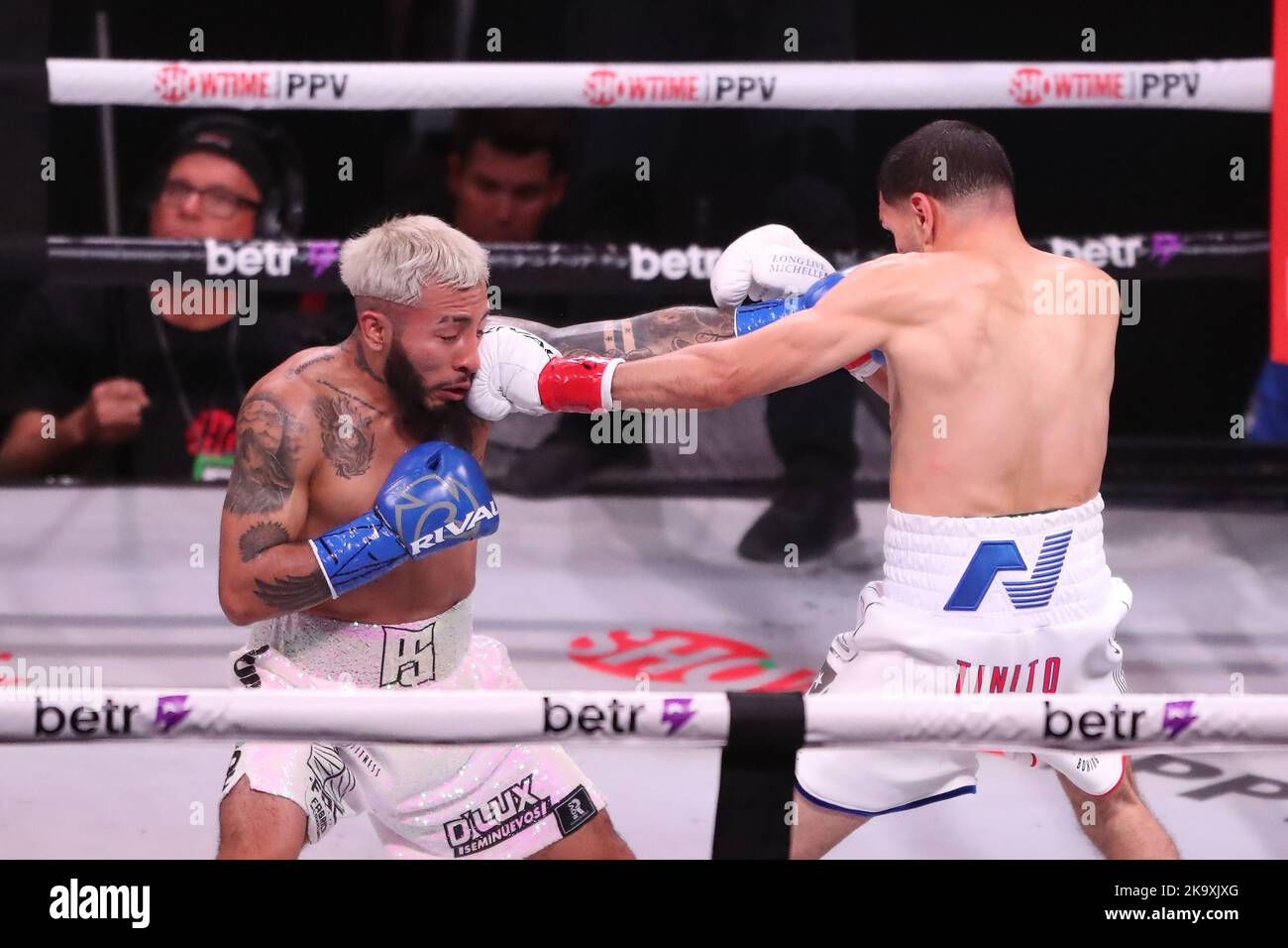 Youtuber boxing hi-res stock photography and images - Alamy