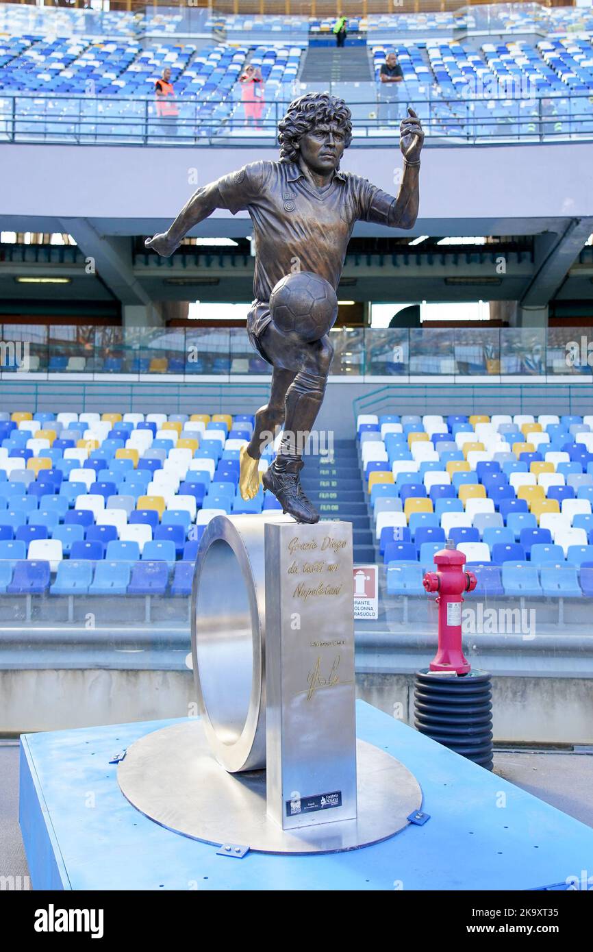 Napoli maradona statue hi-res stock photography and images - Alamy