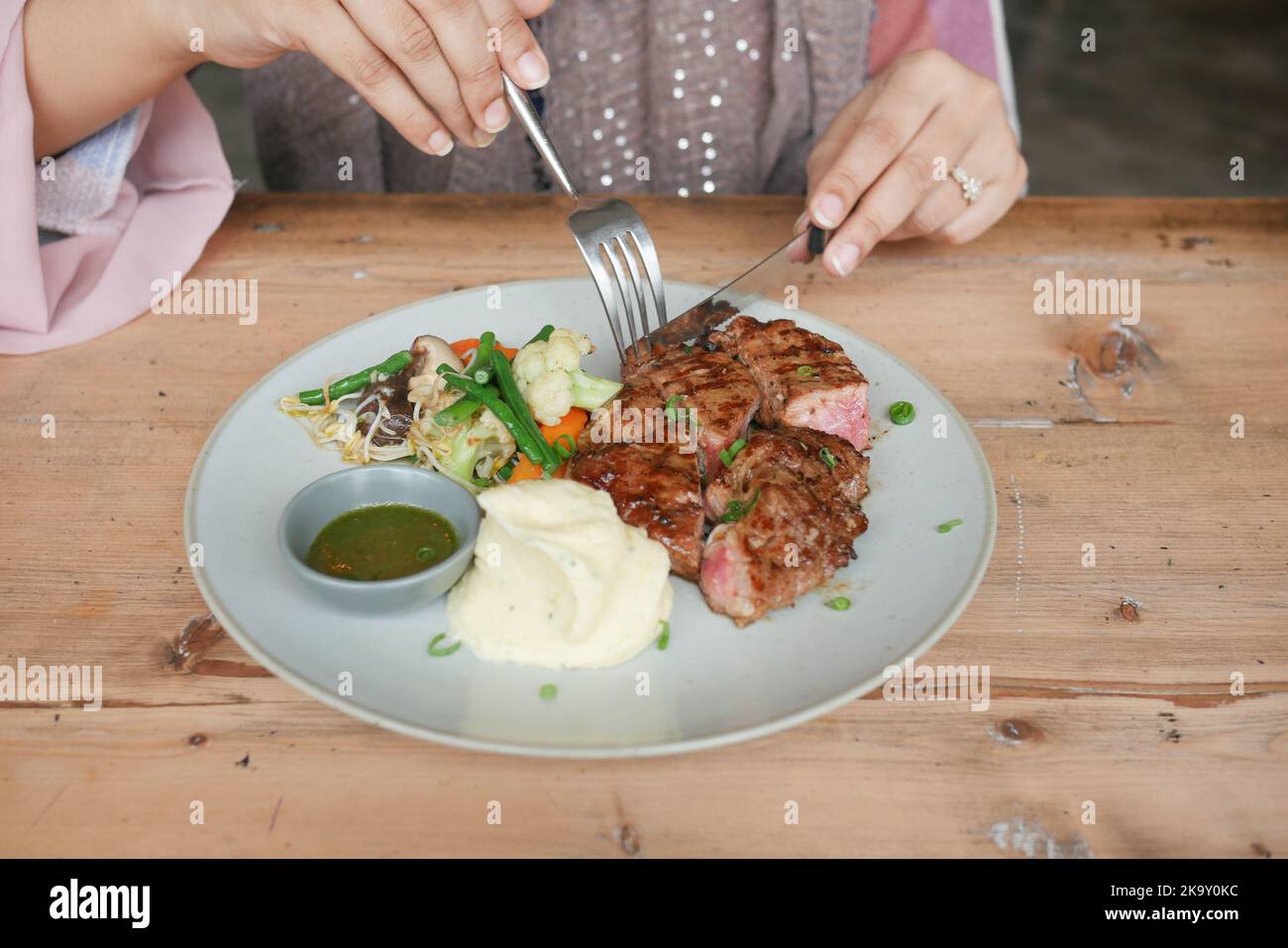 Women eating beef steaks meat hi-res stock photography and images - Alamy