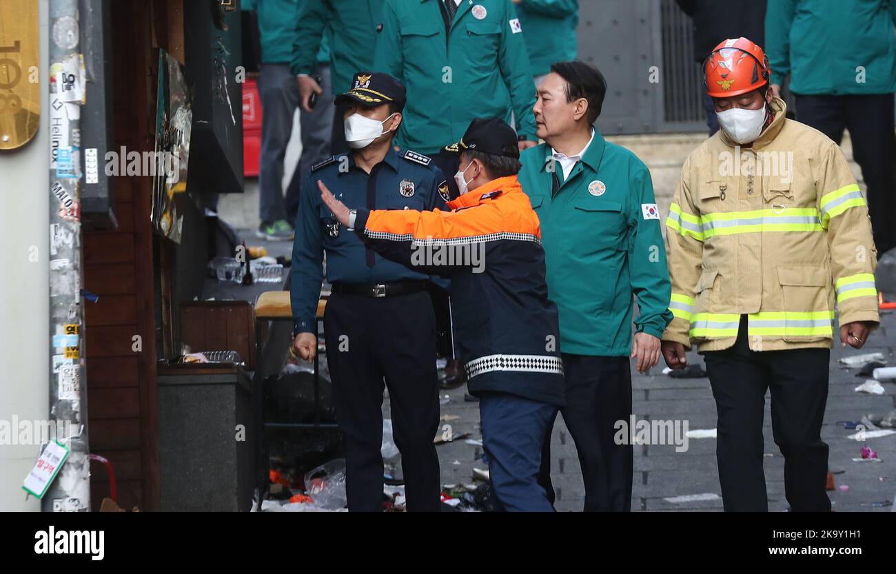 Narrow alley in seoul south hi-res stock photography and images - Alamy