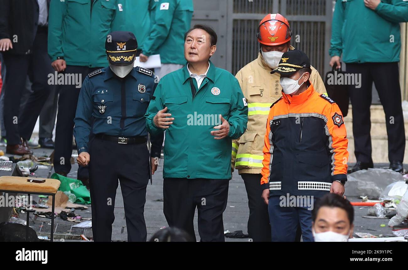Narrow alley in seoul south hi-res stock photography and images - Alamy