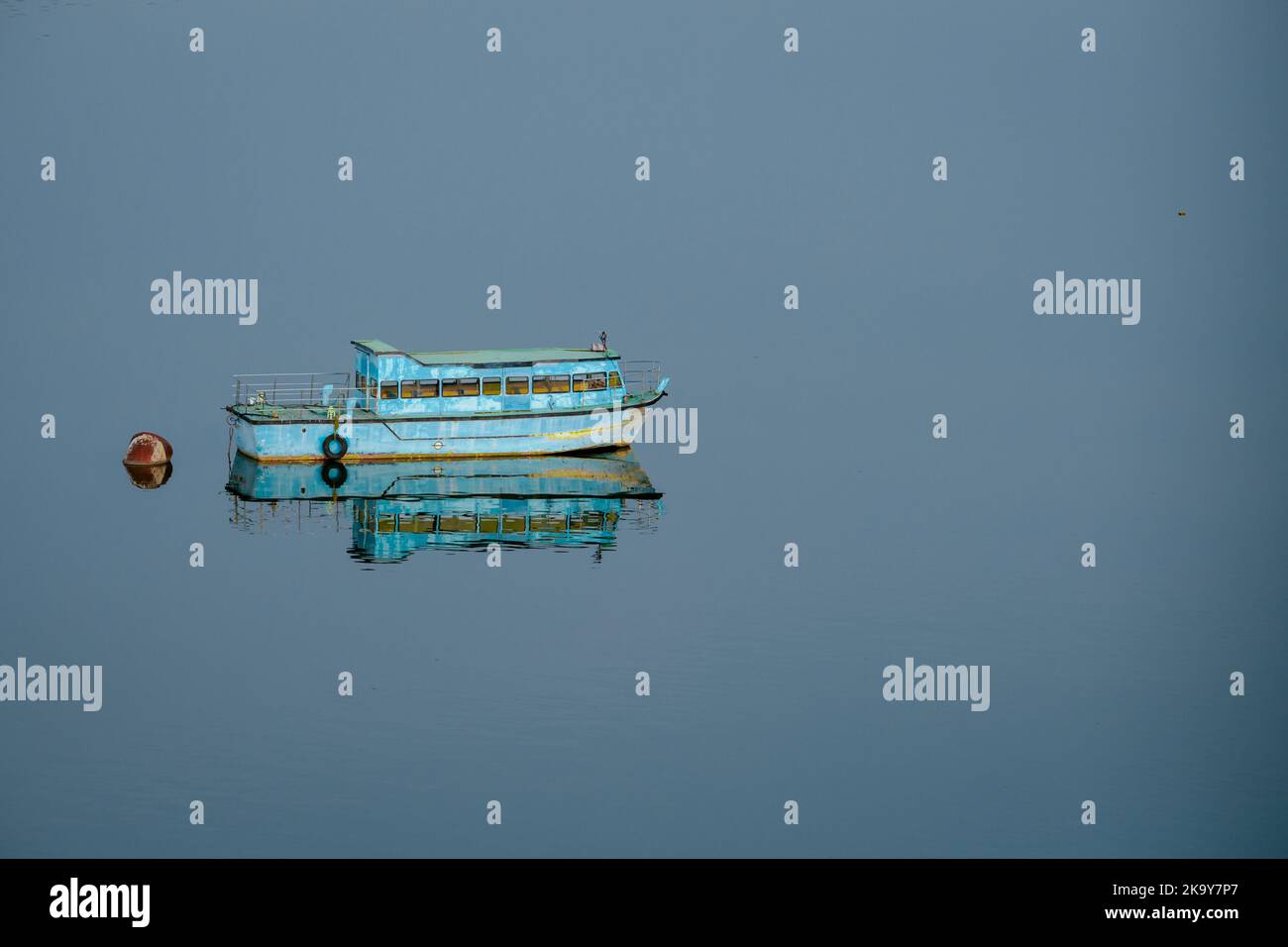 Boat anchored in the water of Stanley Reservoir (also known as Mettur ...