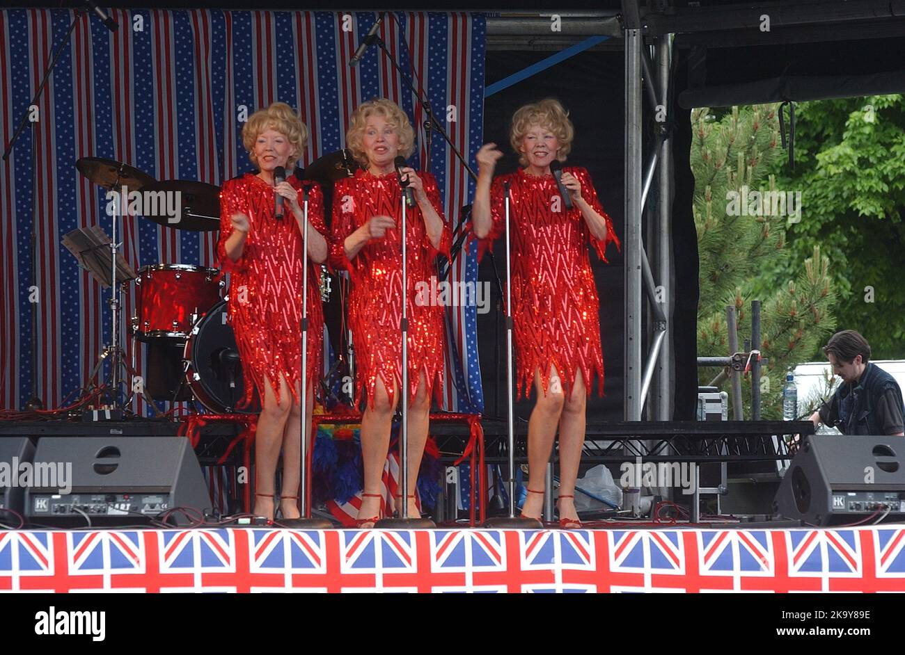 THE BEVERLEY SISTERS , D,DAY 60TH ANNIVERSARY CONCERT.PORTSMOUTH PIC ...