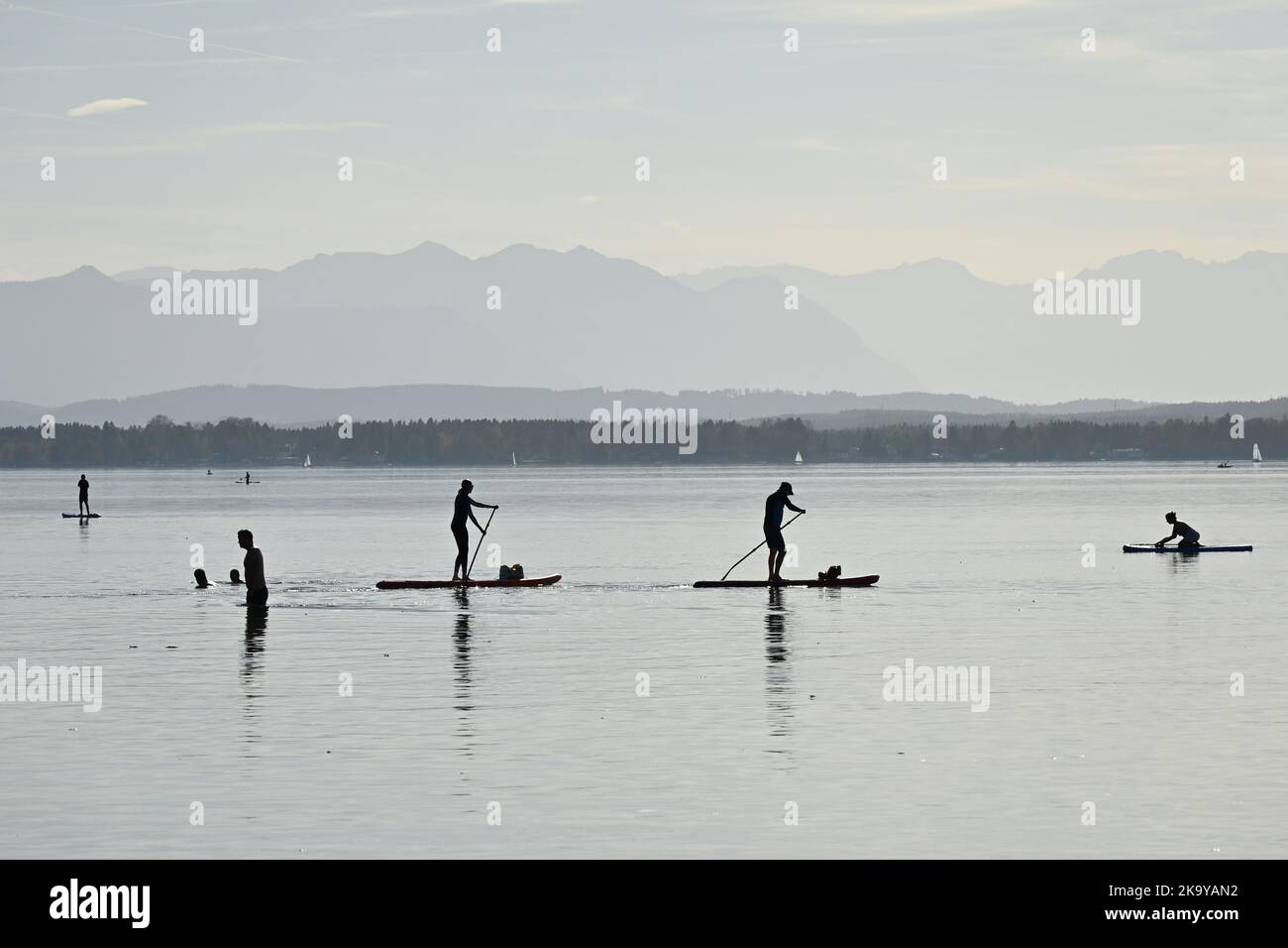 Ambach, Germany. 30th Oct, 2022. Stand-up paddlers and swimmers enjoy ...