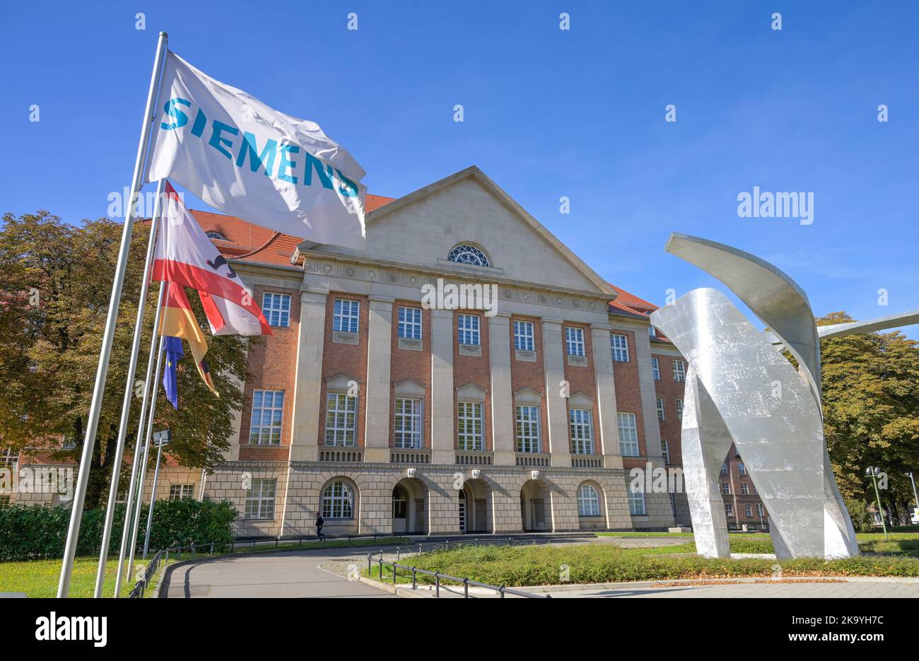 Skulptur von Daniel Libeskind "Wing" vor dem Siemens Verwaltungsgebäude ...