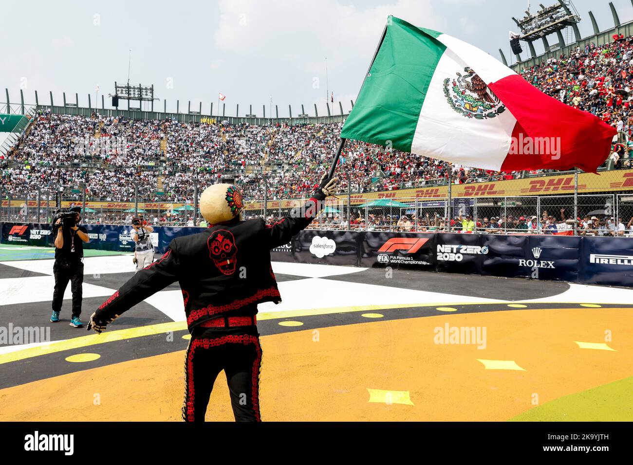 Mexico City, Mexico. 30th Oct, 2022. "Day of the Dead" performer, F1 ...