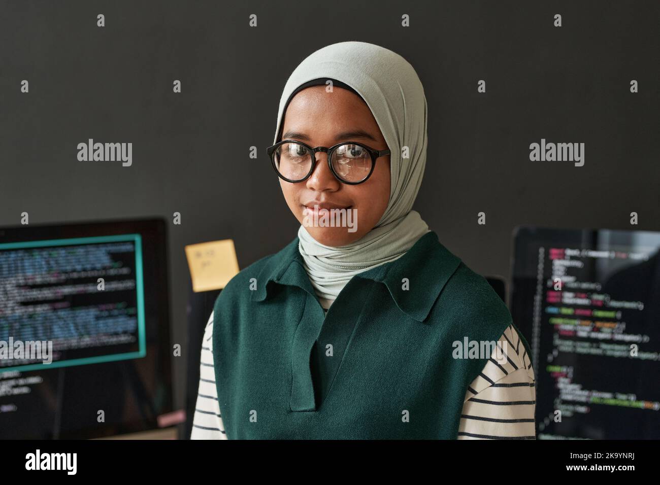 Employee in hijab hi-res stock photography and images - Alamy