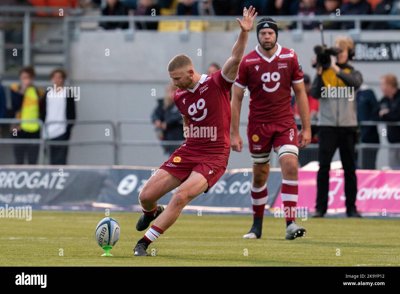 Robert du Preez #10 of Sale Sharks penalty kick is wide in the last ...