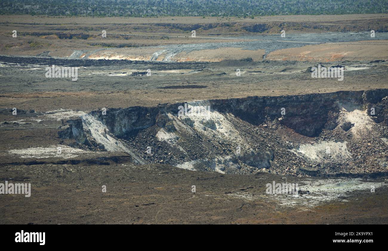 The picturesque steaming craters KIlauea and Halemaumau, Hawaiʻi ...