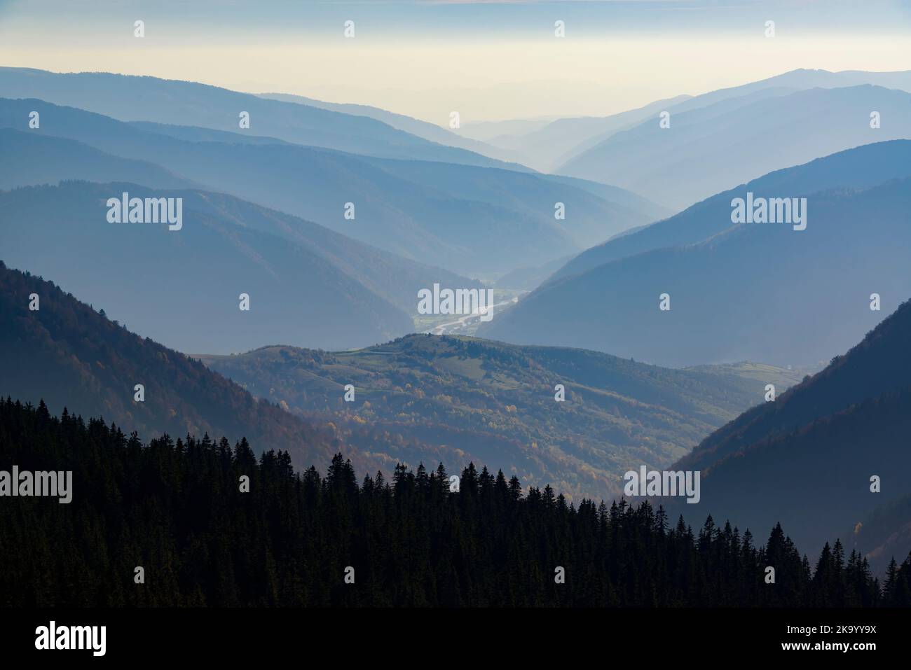 Beautiful blue mountain ranges with tonal perspective Stock Photo - Alamy