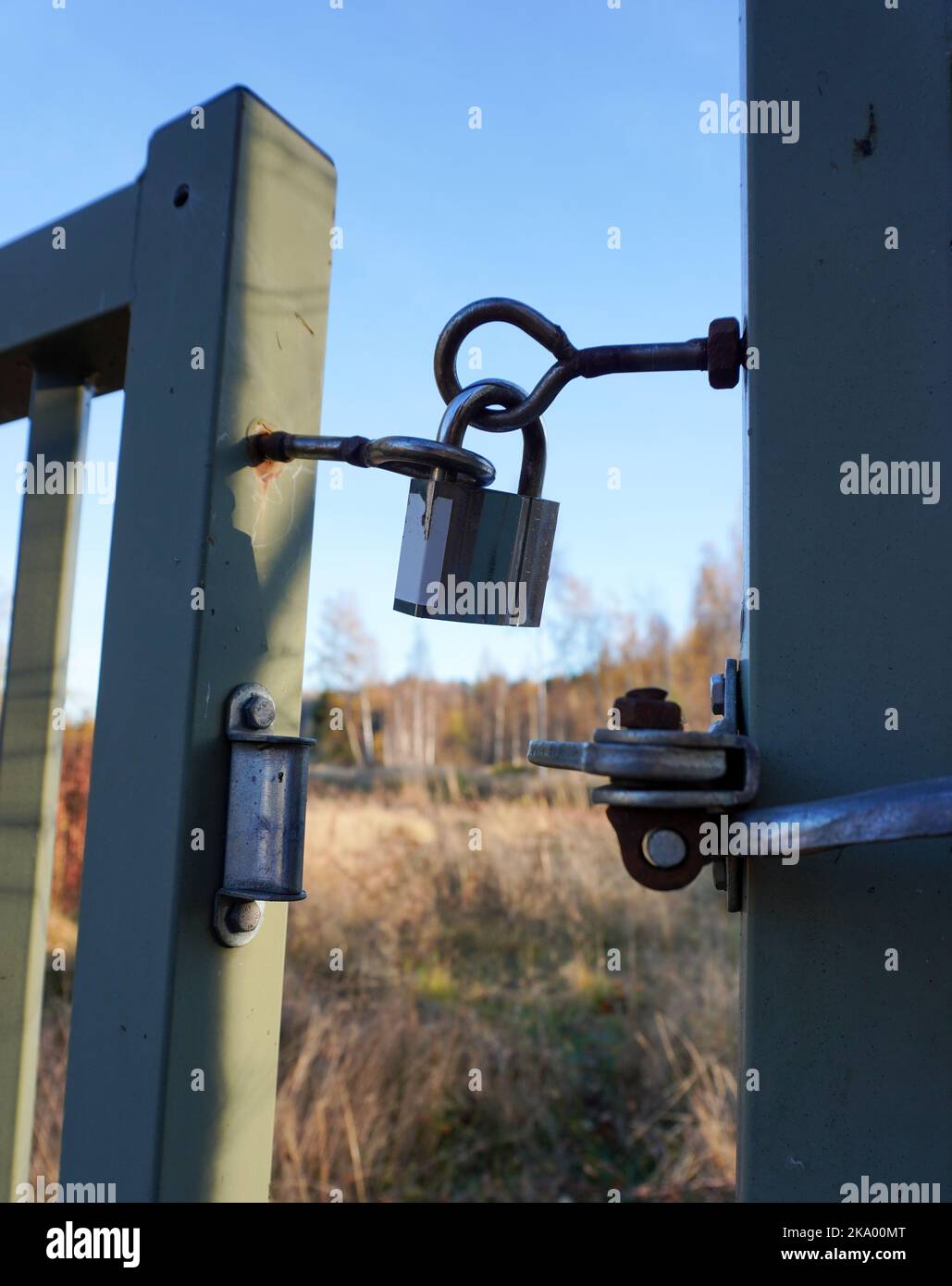 Padlock on gate hi-res stock photography and images - Alamy