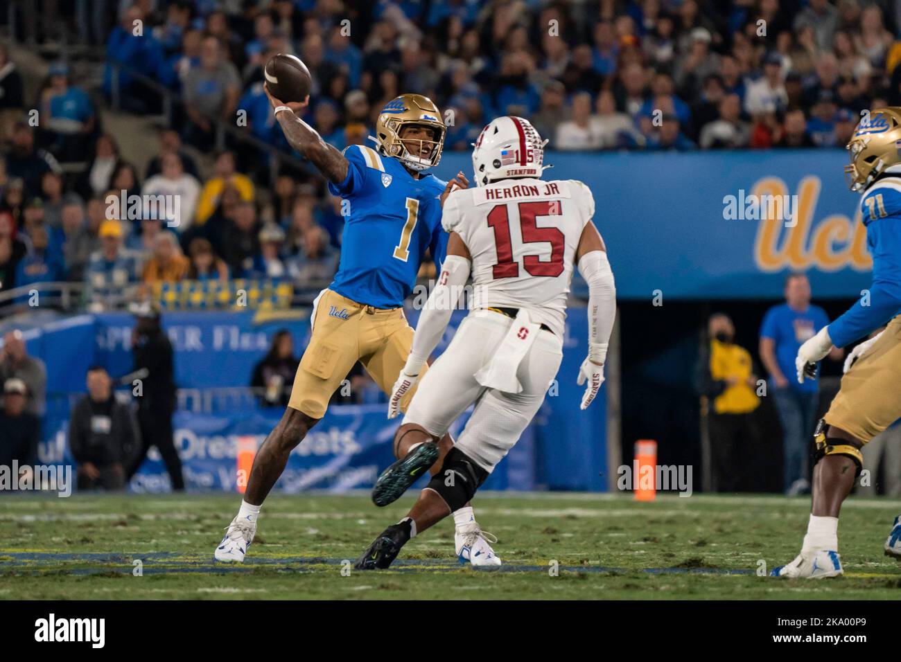 UCLA Bruins quarterback Dorian Thompson-Robinson (1) throws during a ...