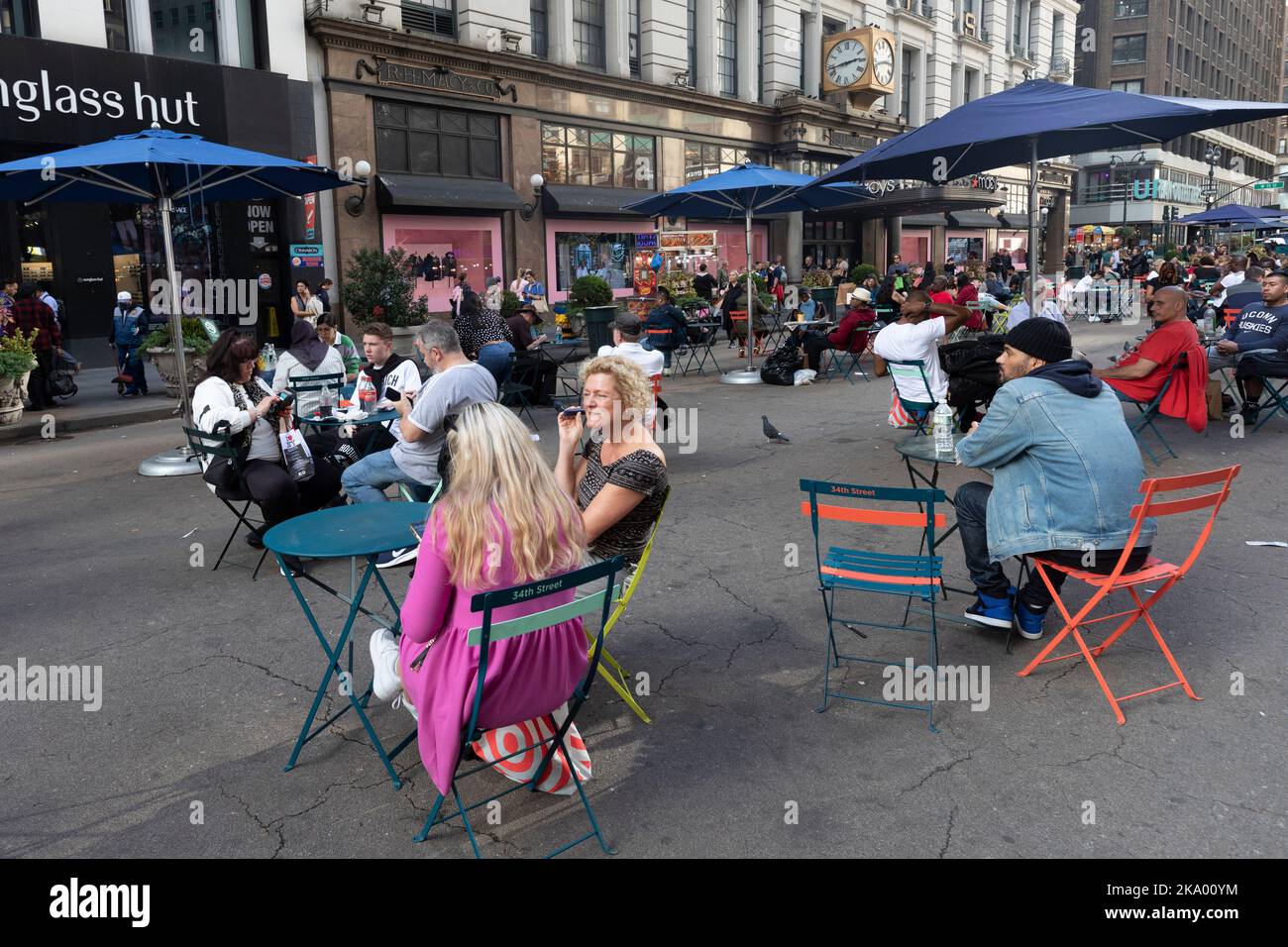 Herald square tables people hi-res stock photography and images - Alamy