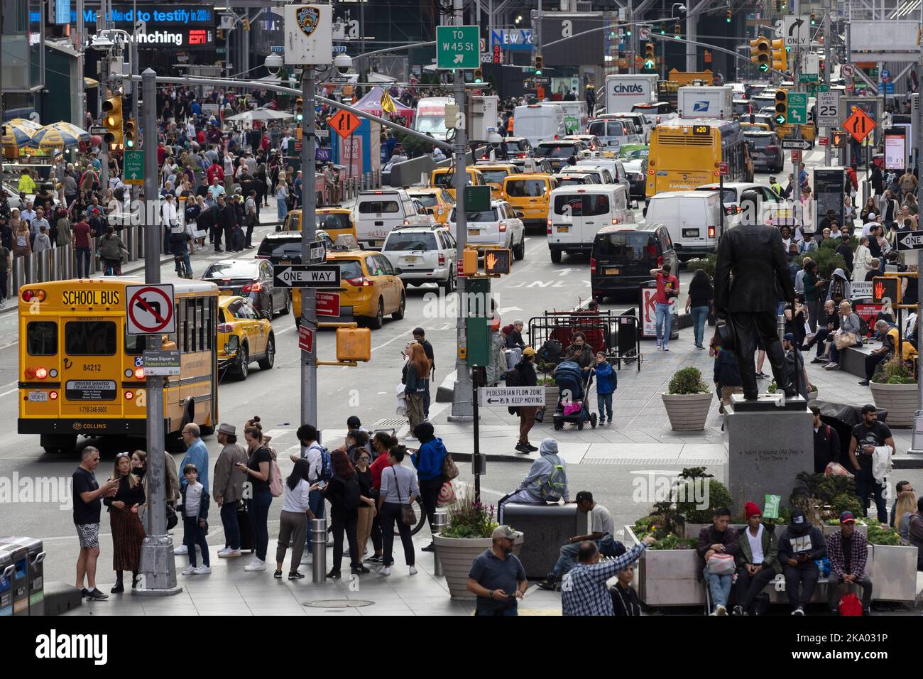Crowded street scene, Times Square, Manhattan, New York Stock Photo - Alamy