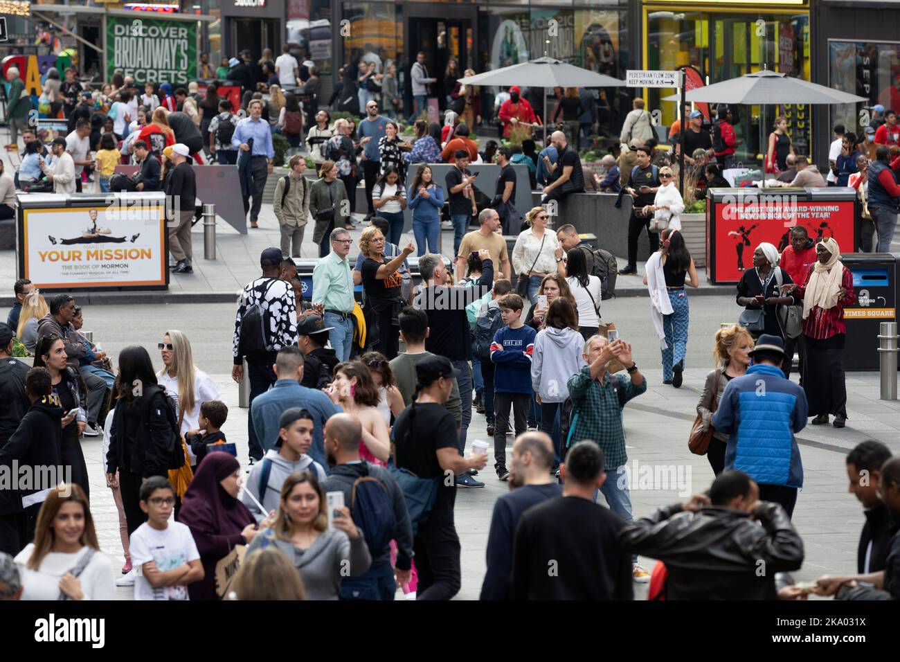Crowded street scene, Times Square, Manhattan, New York Stock Photo - Alamy