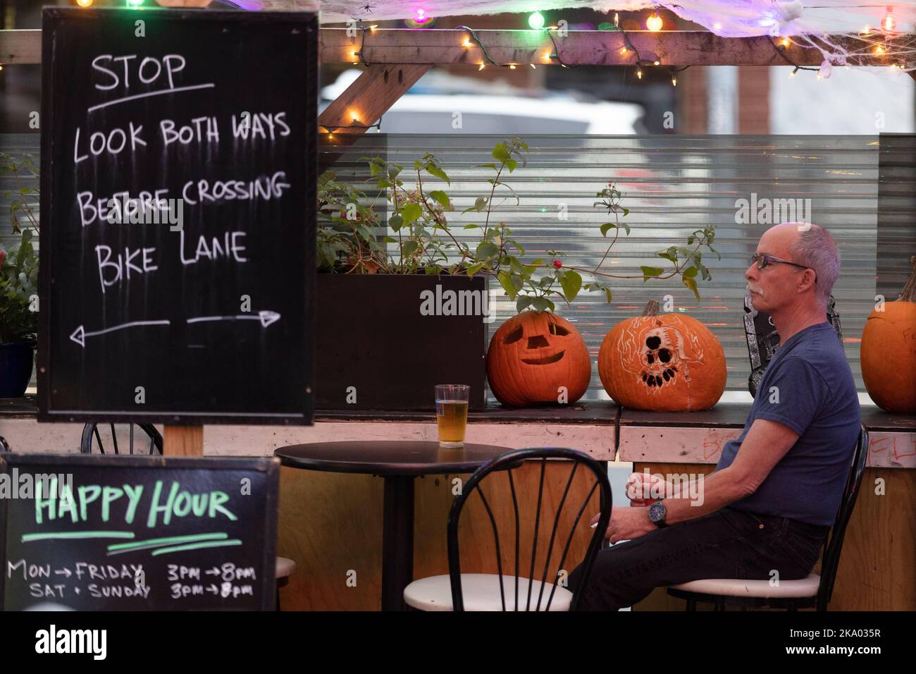 Side by side seating hi-res stock photography and images - Alamy