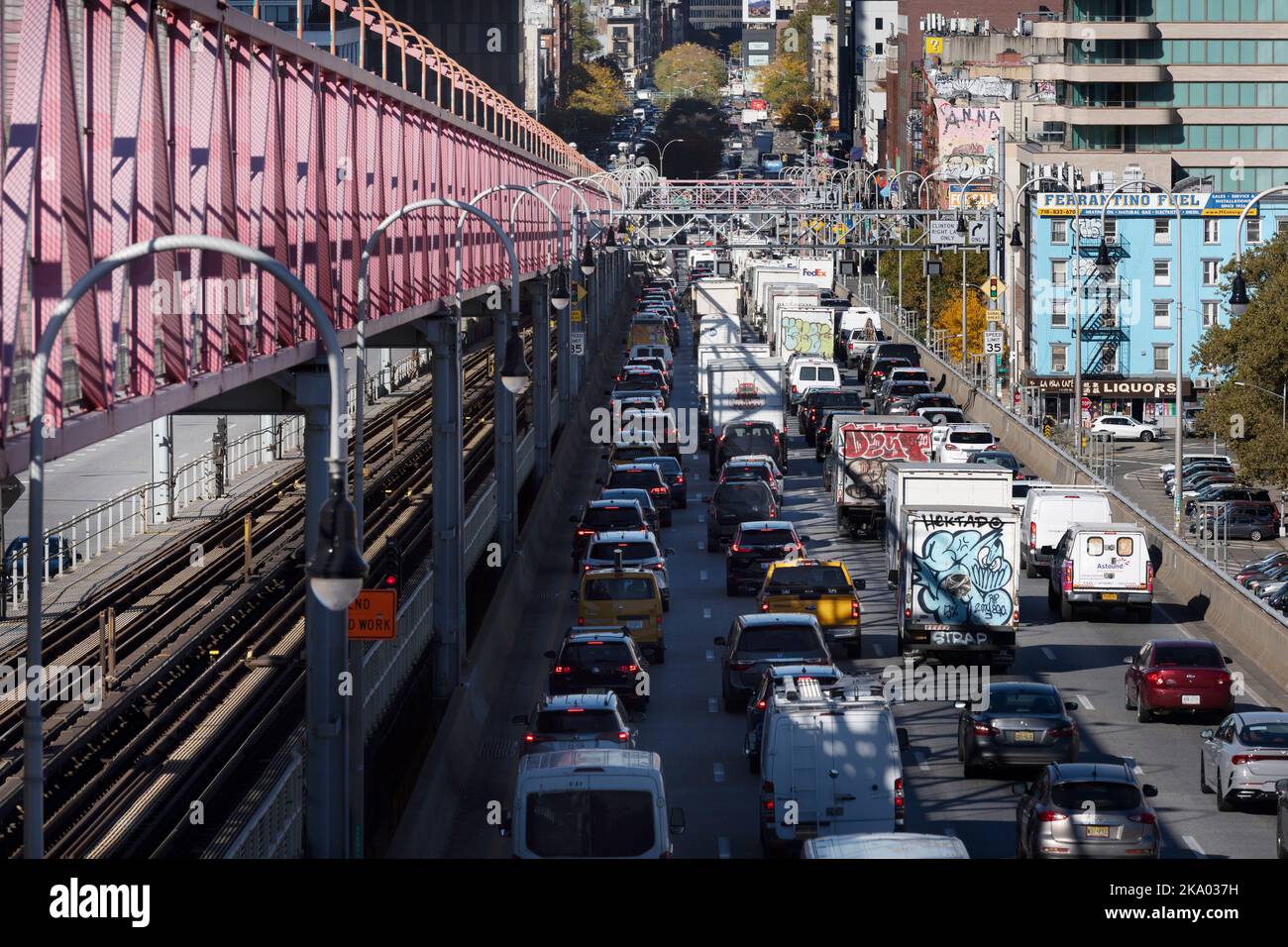 Traffic entering Manhattan on the Williamsburg Bridge, New York City ...
