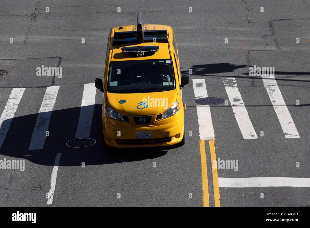 Yellow new york taxi hi-res stock photography and images - Alamy