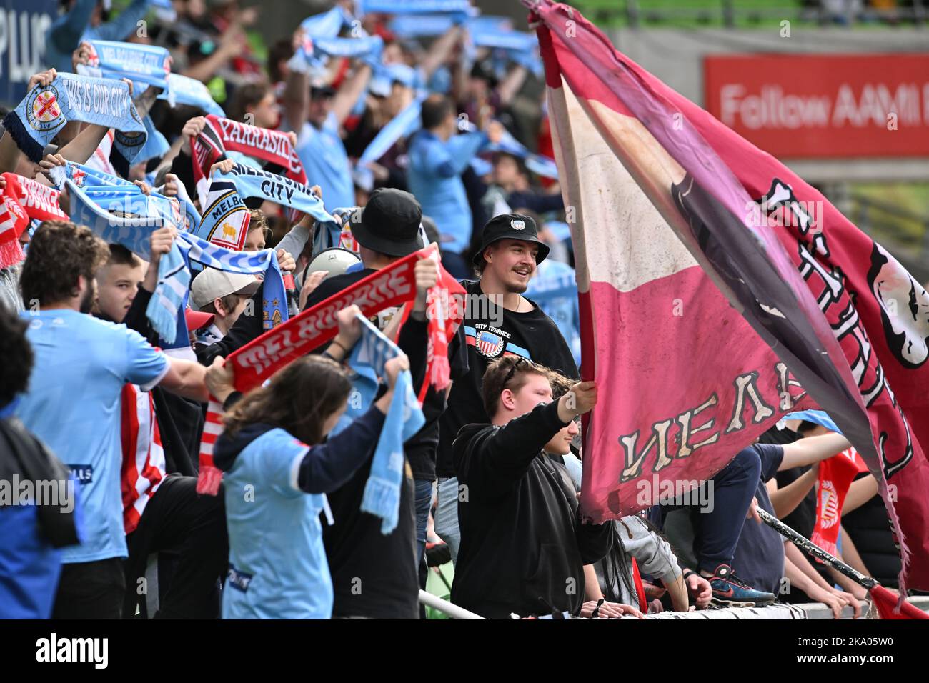 Melbourne football fans hi-res stock photography and images - Alamy
