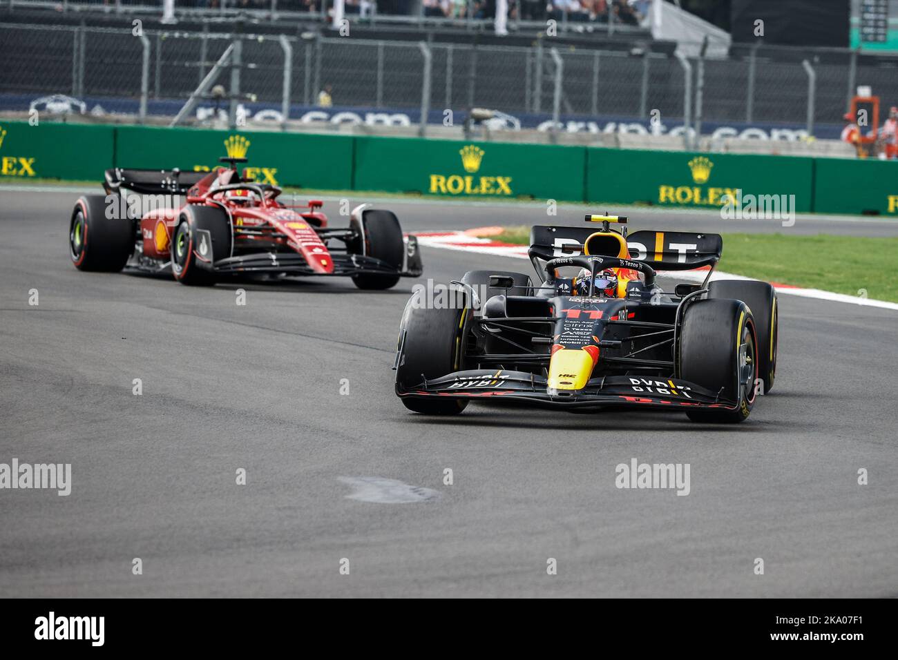11 PEREZ Sergio (mex), Red Bull Racing RB18, action 16 LECLERC Charles (mco), Scuderia Ferrari ...