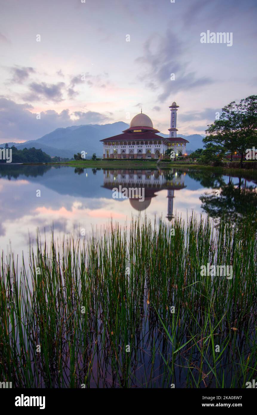Mirror reflection of beautiful mosque during sunrise Stock Photo - Alamy