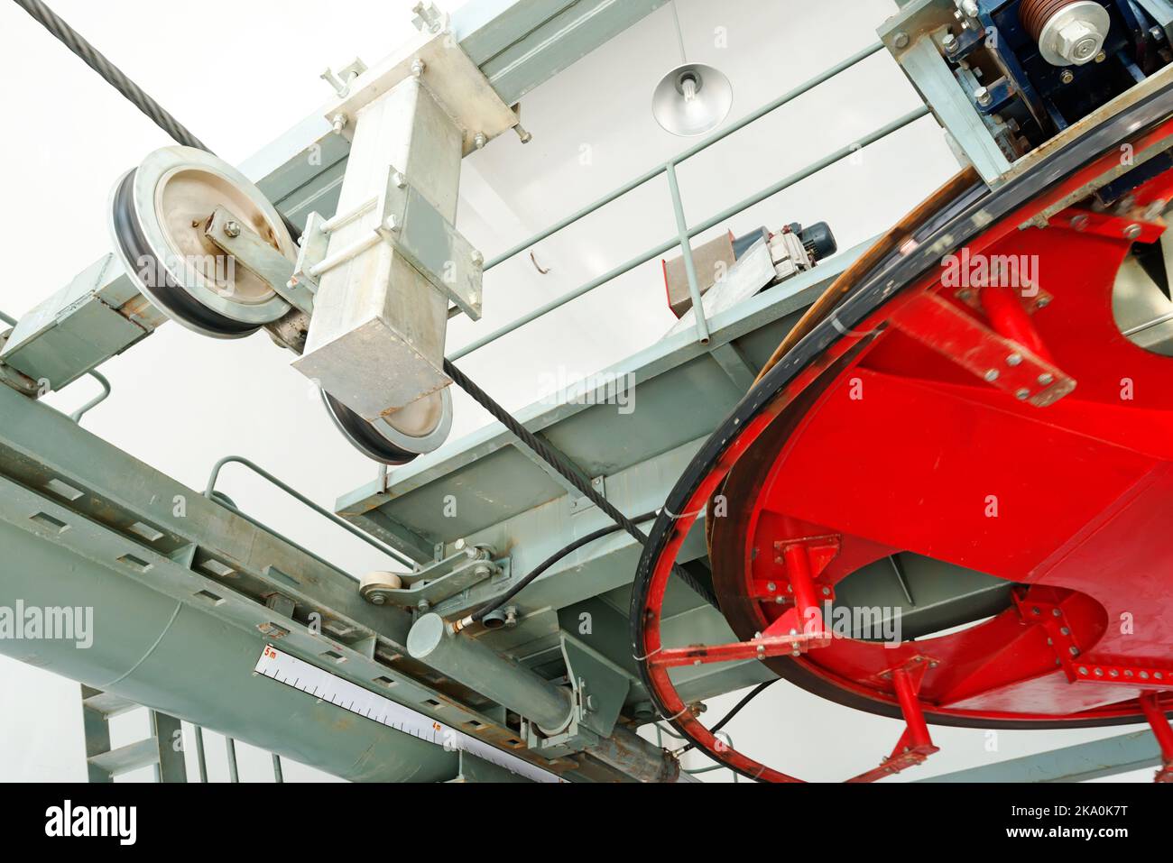 chain and roller wheel with rope hanged over a well Stock Photo - Alamy