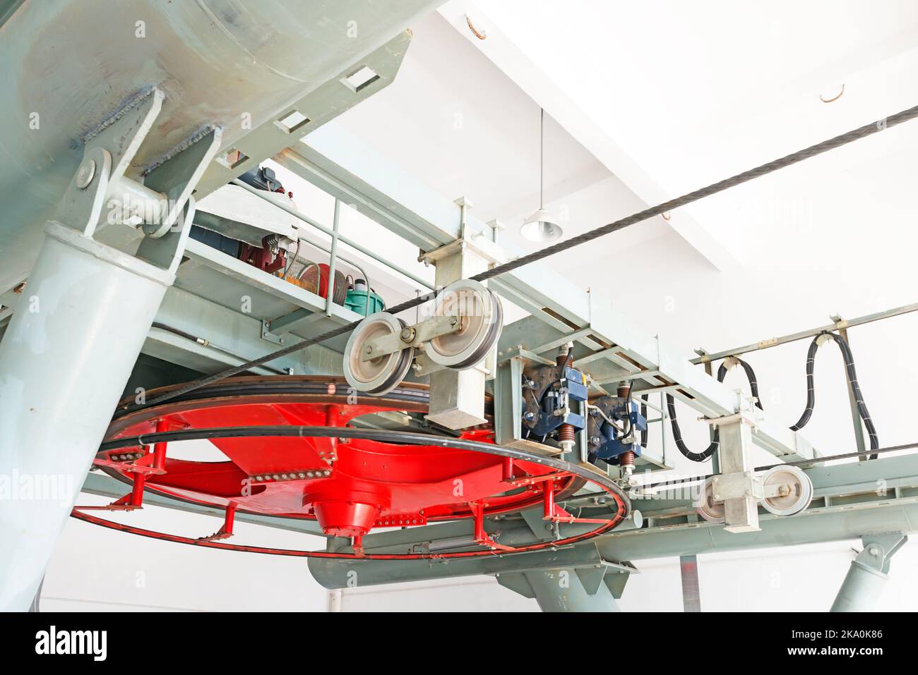 chain and roller wheel with rope hanged over a well Stock Photo - Alamy