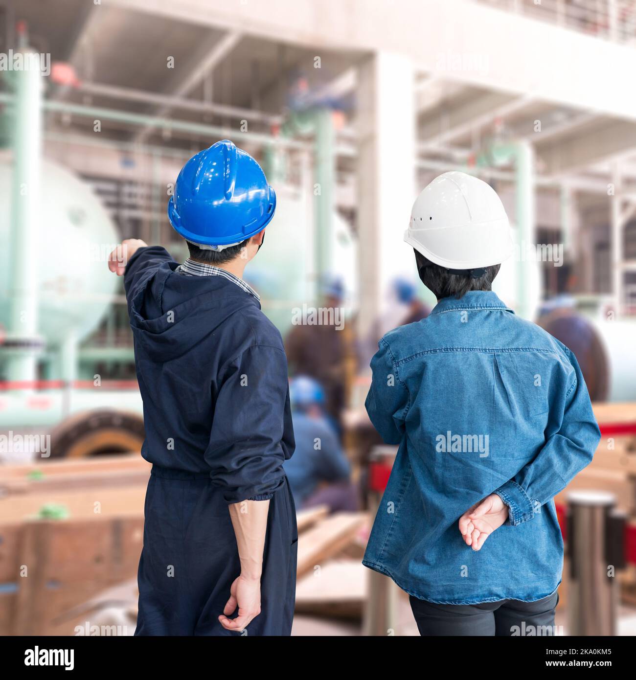 Two construction workers look hi-res stock photography and images - Alamy