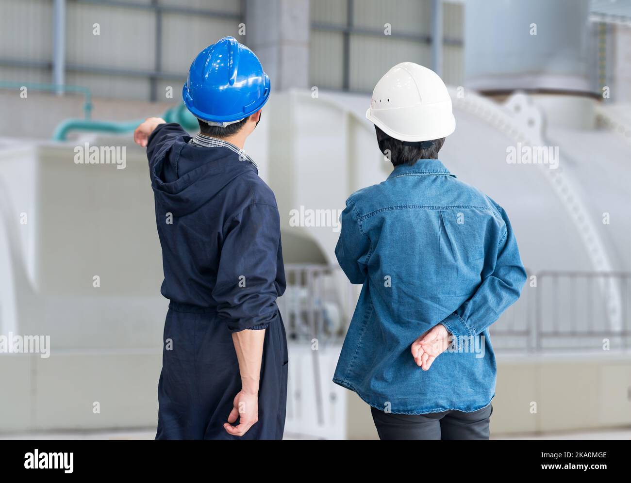 Two construction workers look hi-res stock photography and images - Alamy
