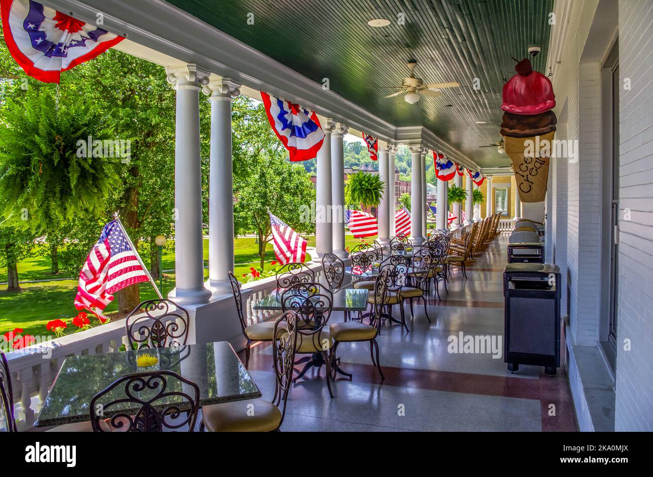ice cream parlor front porch Stock Photo - Alamy