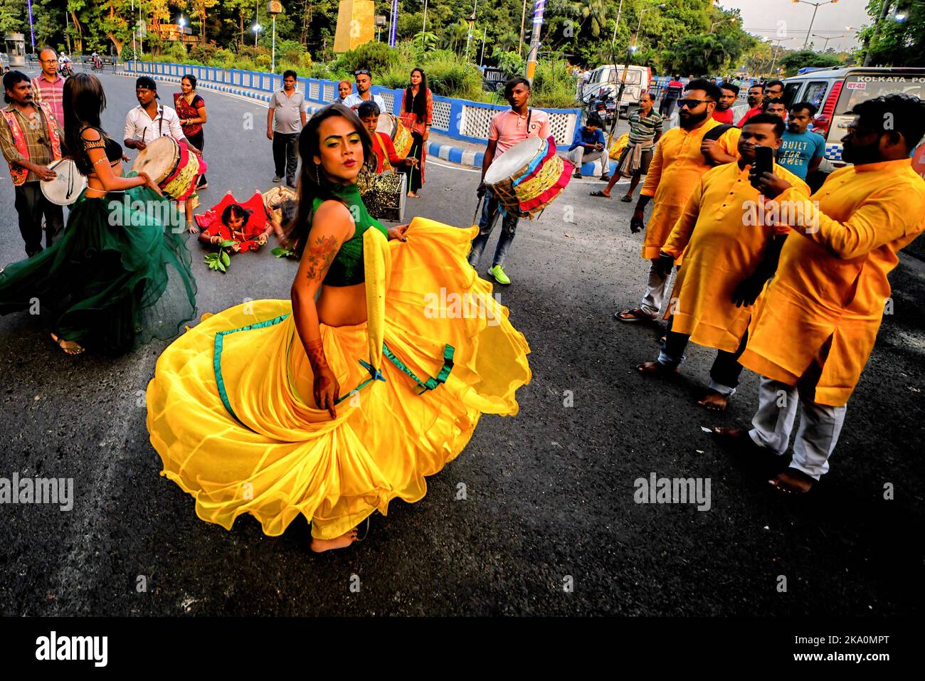 Kolkata, India. 30th Oct, 2022. Transgender woman dances during the ...