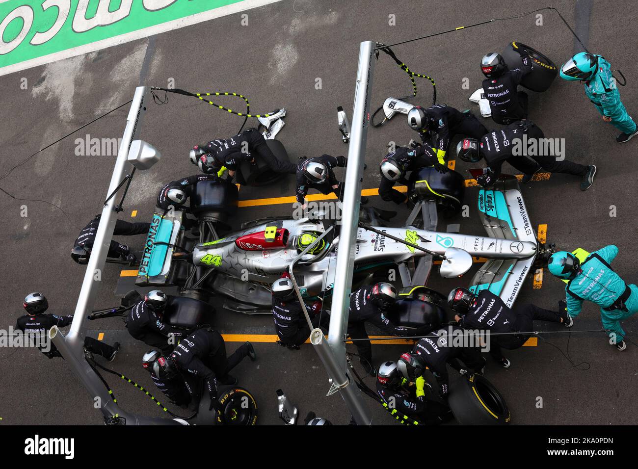 2022 formula one pit stop mercedes hi-res stock photography and images ...