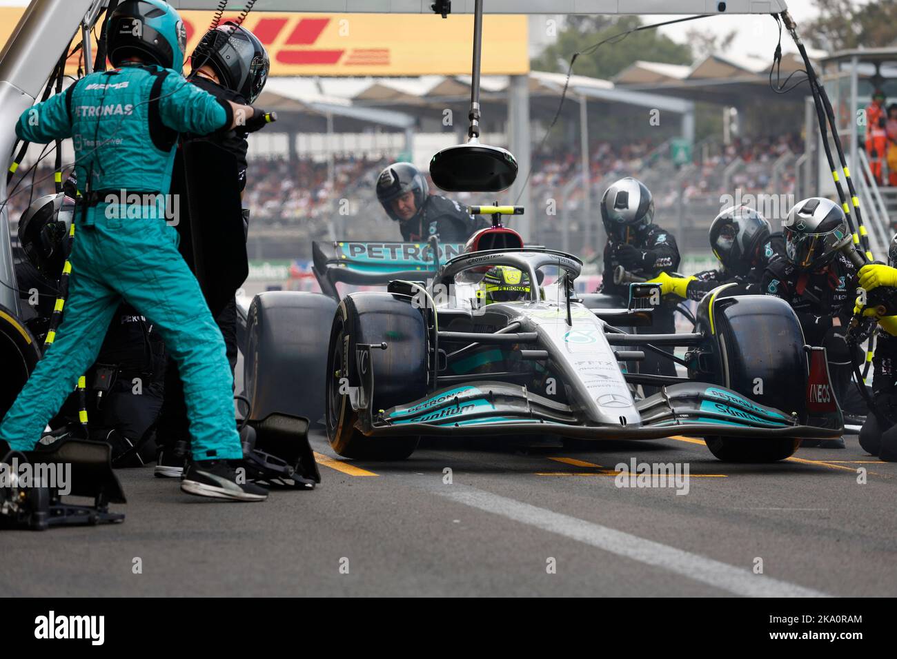 2022 formula one pit stop mercedes hi-res stock photography and images ...