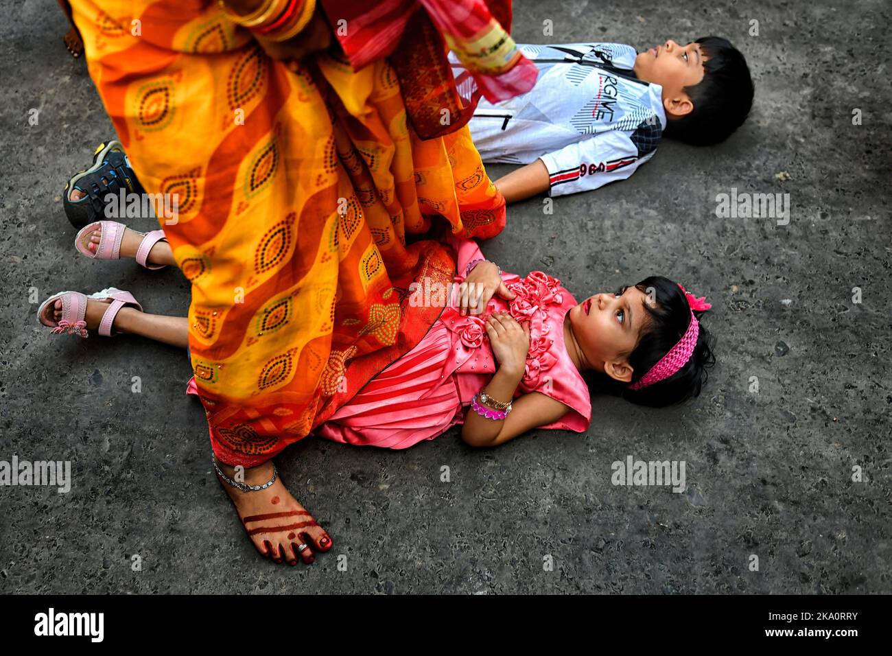 Kolkata, India. 30th Oct, 2022. Hindu devotees perform Dandi Ritual ...