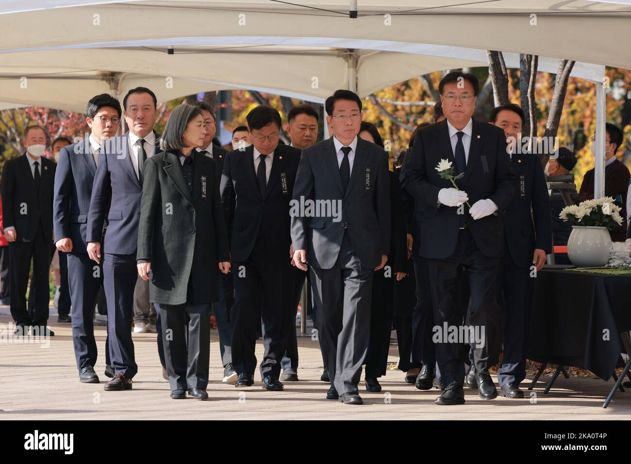 31st Oct, 2022. Paying tribute to Halloween stampede victims Chung Jin ...