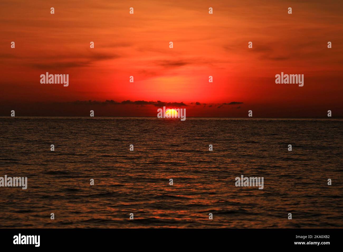 Yellow sun setting down horizon hi-res stock photography and images - Alamy